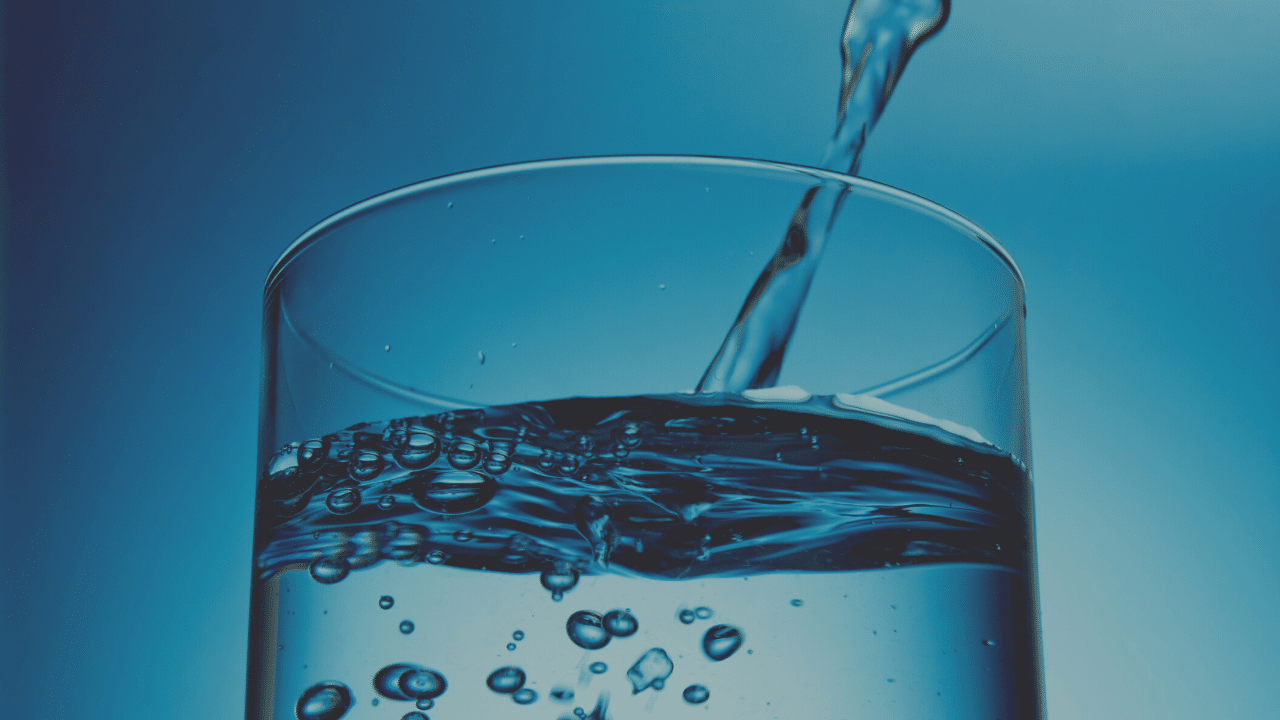 Does drinking Water Hydrate Your Skin? + 5 Best Hydrators